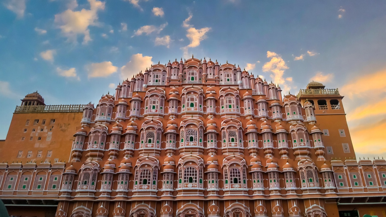 Hawa Mahal Guide 2026 — 953 Windows, Best Photo Spots & Tips